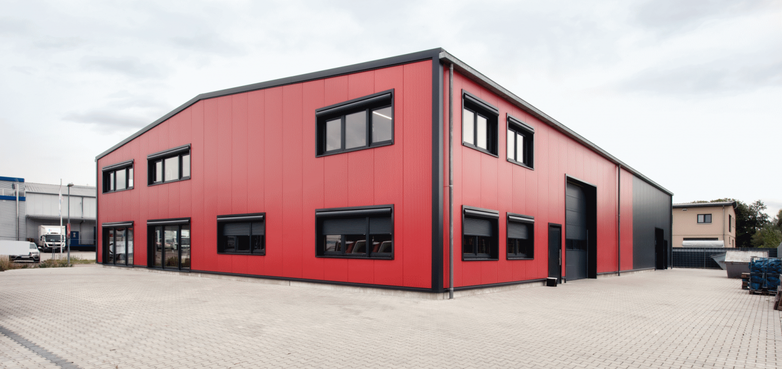 Hall construction with wall cladding - Stylish and functional