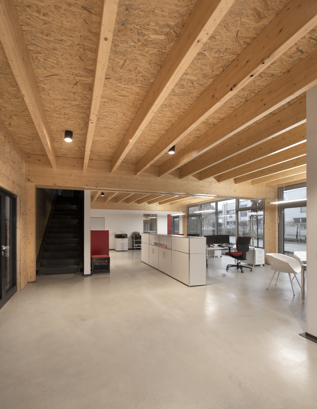 Hall construction with intermediate ceiling