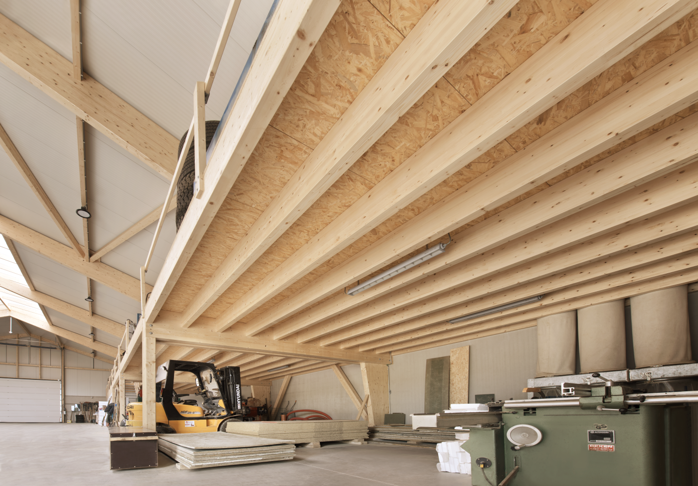 Hall construction with intermediate ceiling