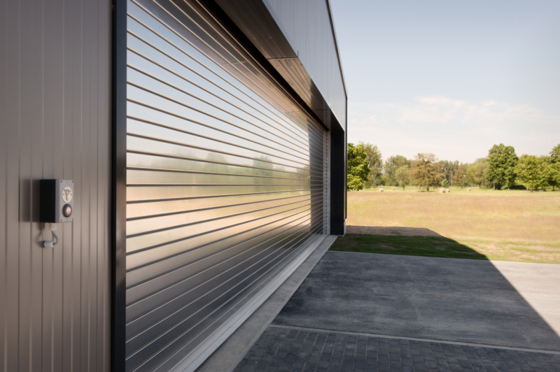 geschlossener Garagentor mit Rolltor - Ligna Systems